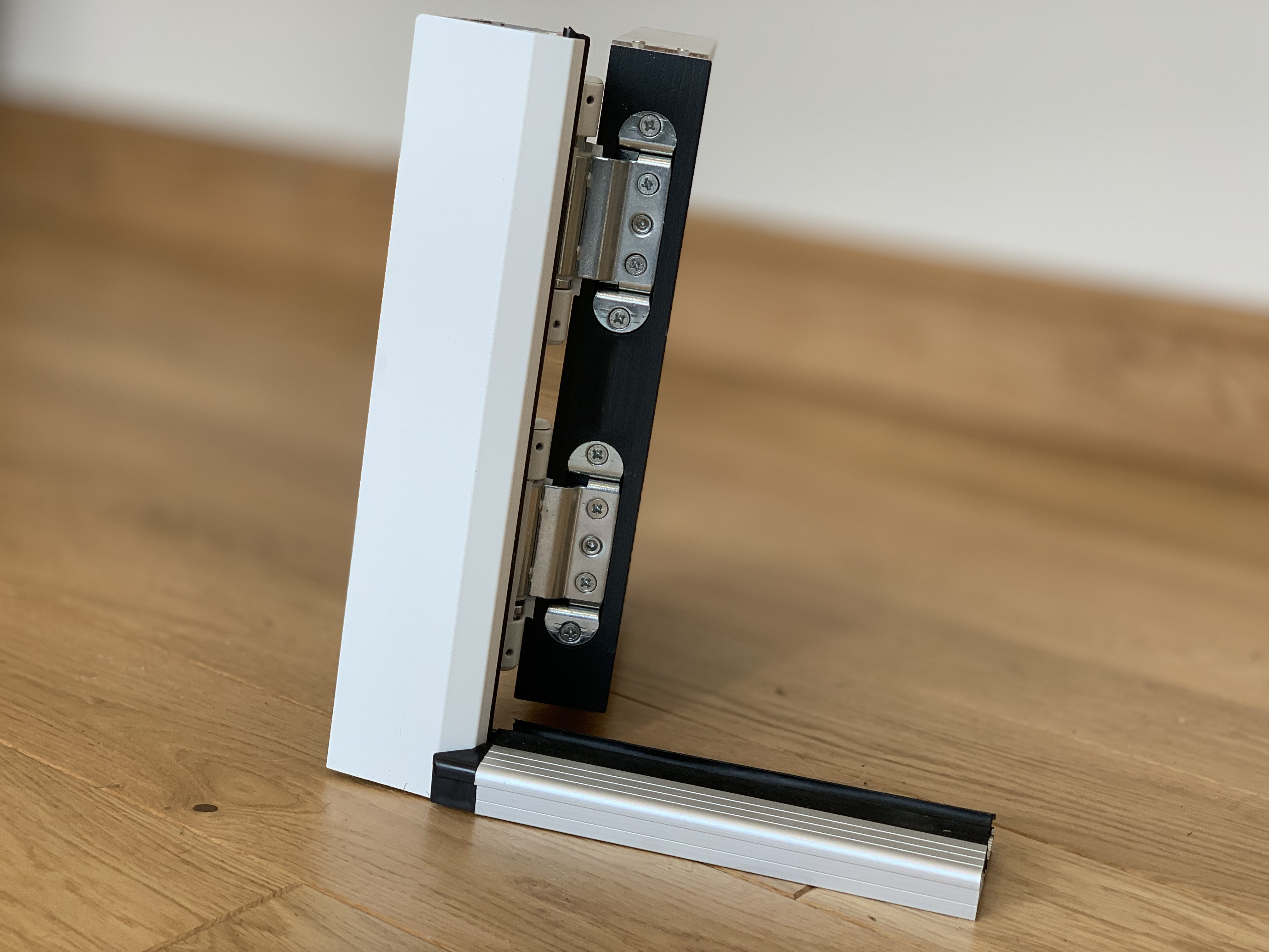 PAINTED HINGE EDGE AS STANDARD FROM ENTRANCE - Fenestra Build